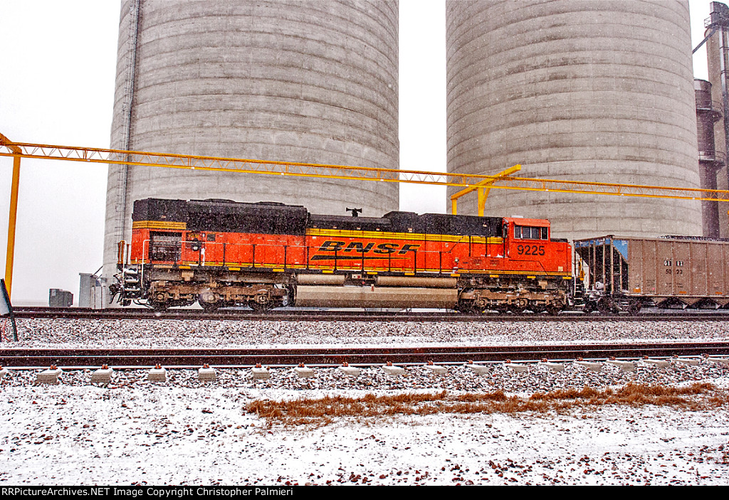 BNSF 9225 - Rear DPU on C-ATMPEK0-06